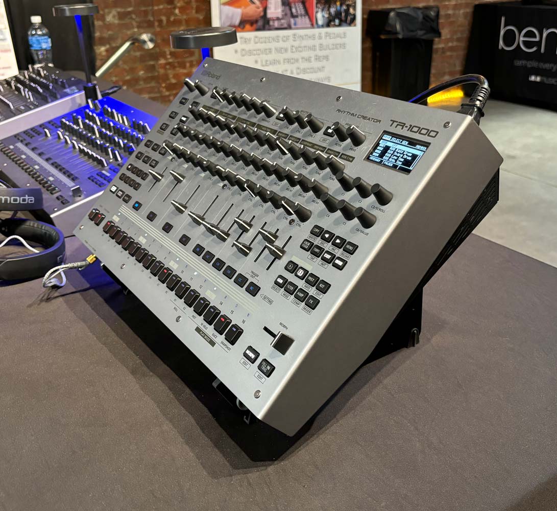 SynthRISE one tier desktop synth stand for large-sized gear
