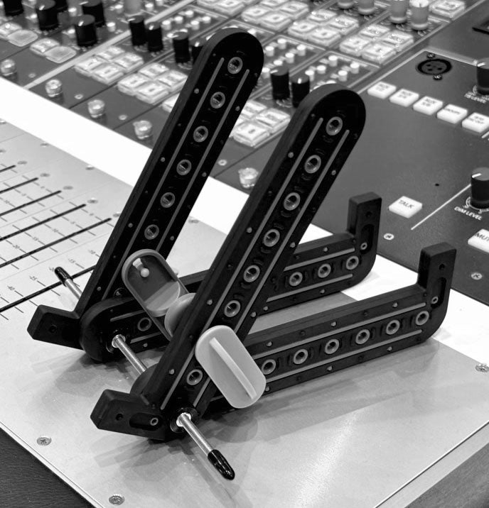 SynthRISE Adapt Mechno -- incredibly adjustable desktop synth stand