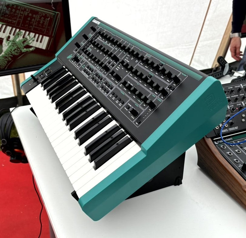 SynthRISE one tier desktop synth stand for large-sized gear